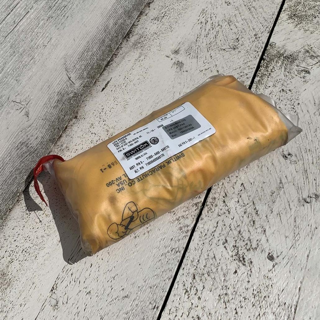 5 different aircraft life jackets - Aviation Gadgets