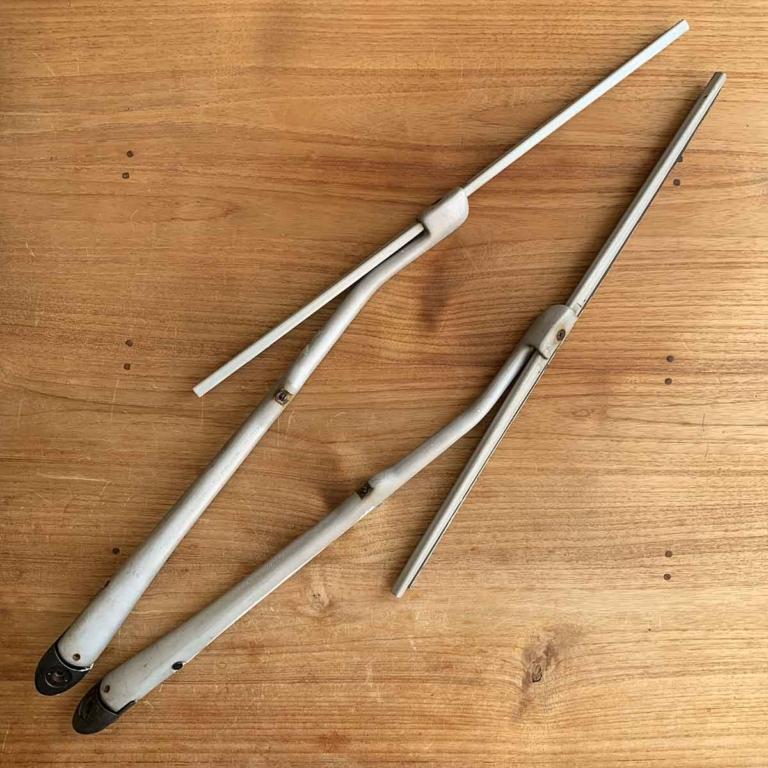 TAP Airbus A330 CS-TOI windscreen wiper arm and blade (set of 2 ...