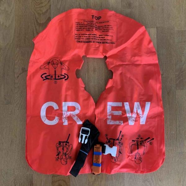 5 different aircraft life jackets - Aviation Gadgets