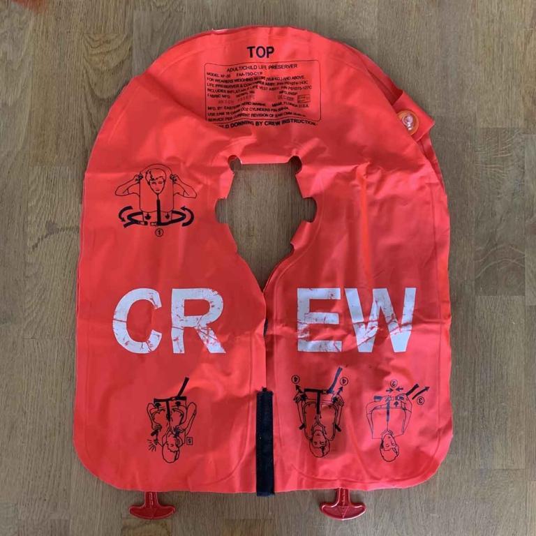 5 different aircraft life jackets - Aviation Gadgets