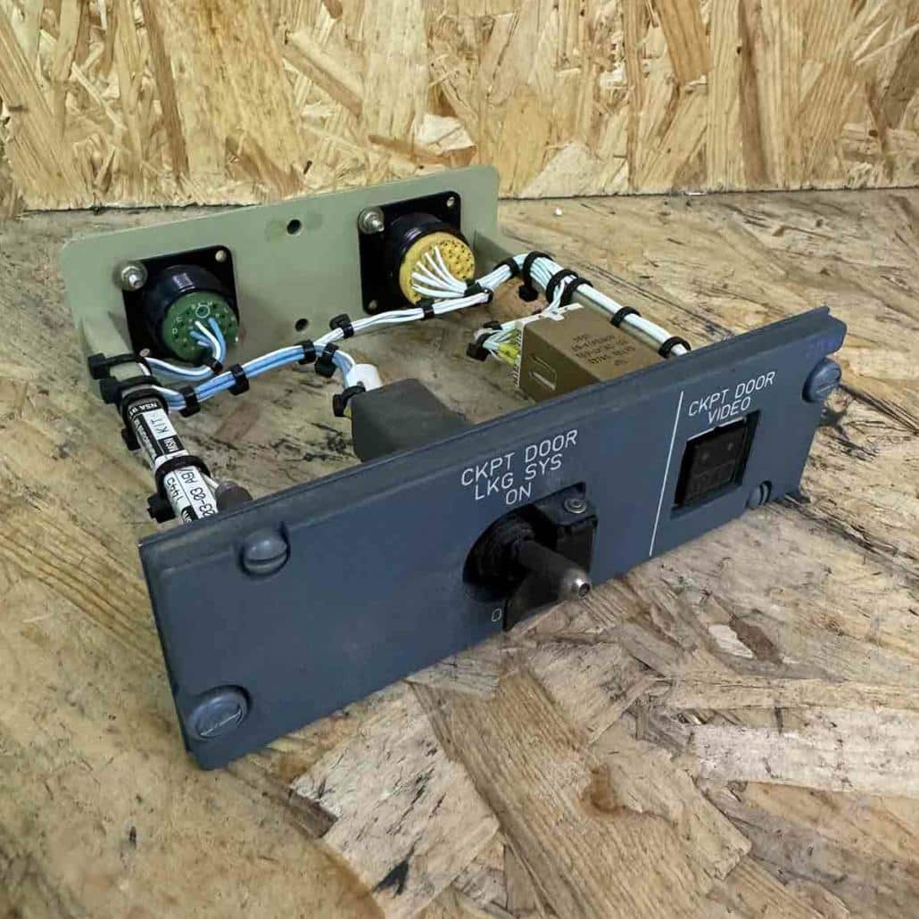 Brussels Airlines Airbus A330 OO-SFY cockpit door control panel 271VU ...