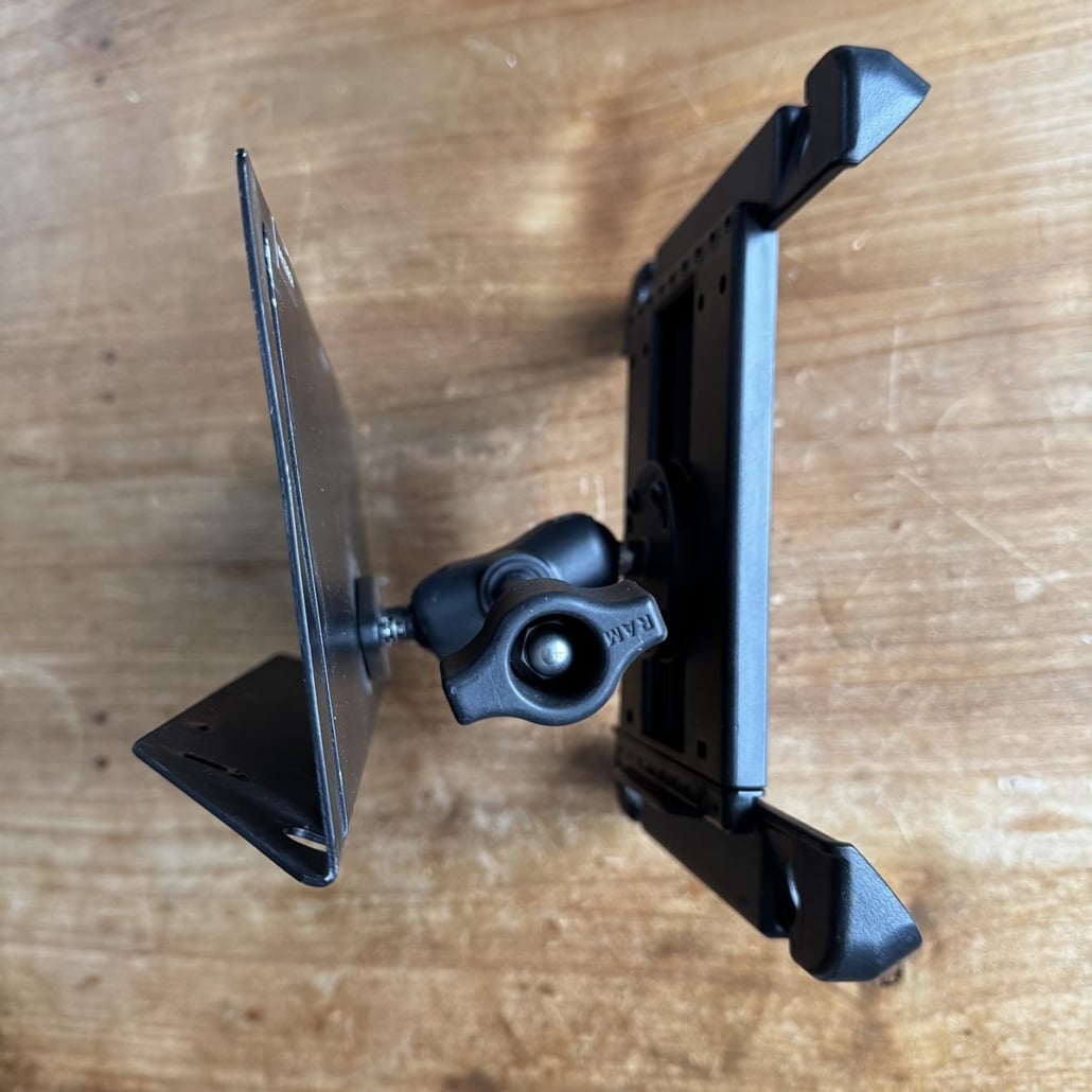 Boeing 737 cockpit iPad mount - Aviation Gadgets